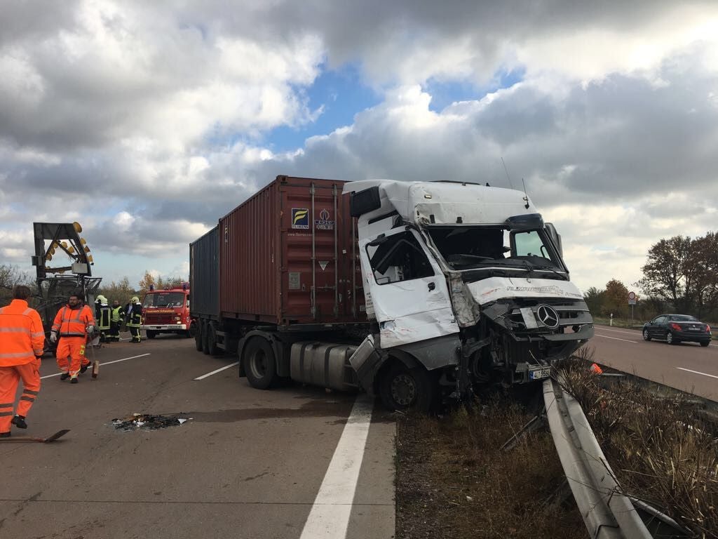 A14 bei Halle vollgesperrt: A14 bei Halle (Saale) vollgesperrt: Drei Verletzte nach schwerem Lkw ...