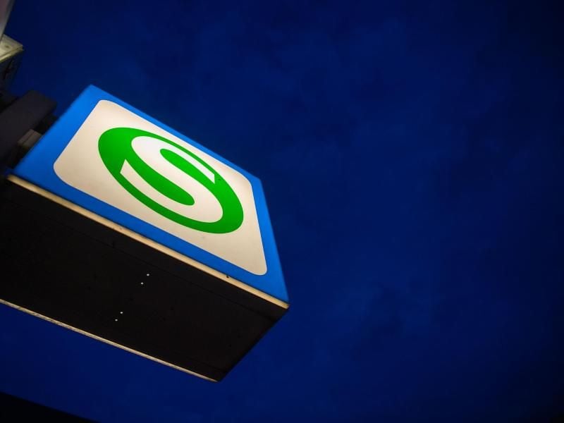 Regenschirm im Gleis beeinträchtigt U-Bahnverkehr am Schlump