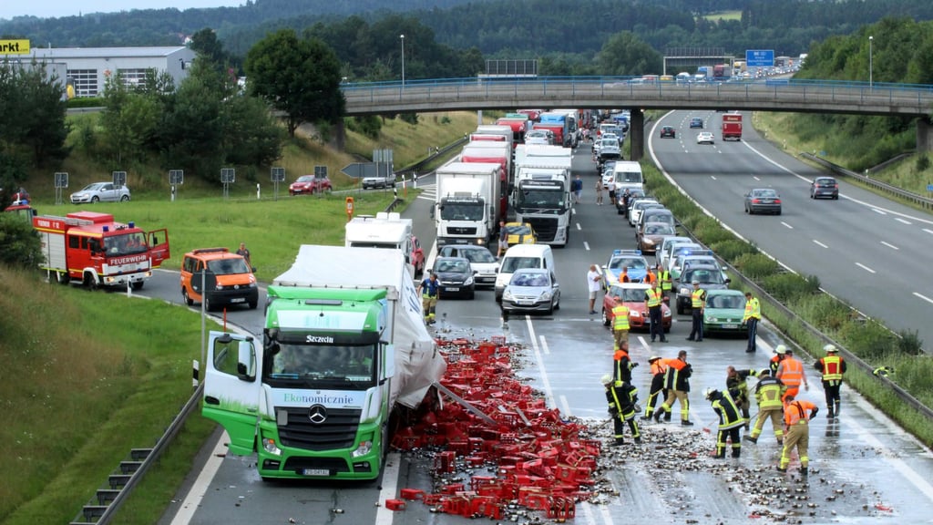 Unfall auf A9: Unfall auf A9 bei Himmelkron: Tausende Bierflaschen landen auf Autobahn