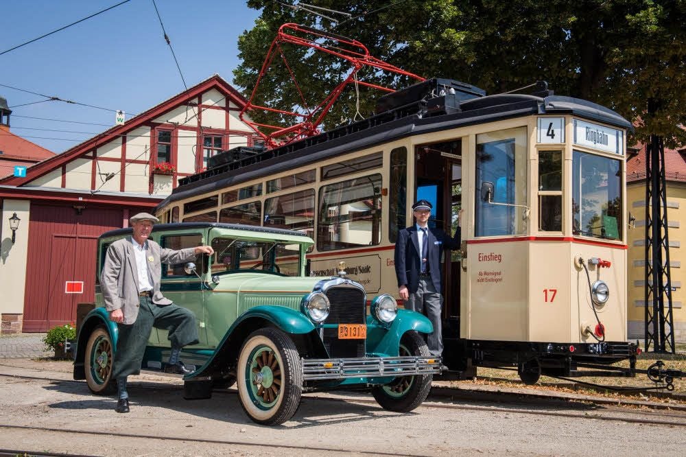 Oldtimer in Naumburg: Oldtimer in Naumburg: Zwei 90er in neuem Glanz