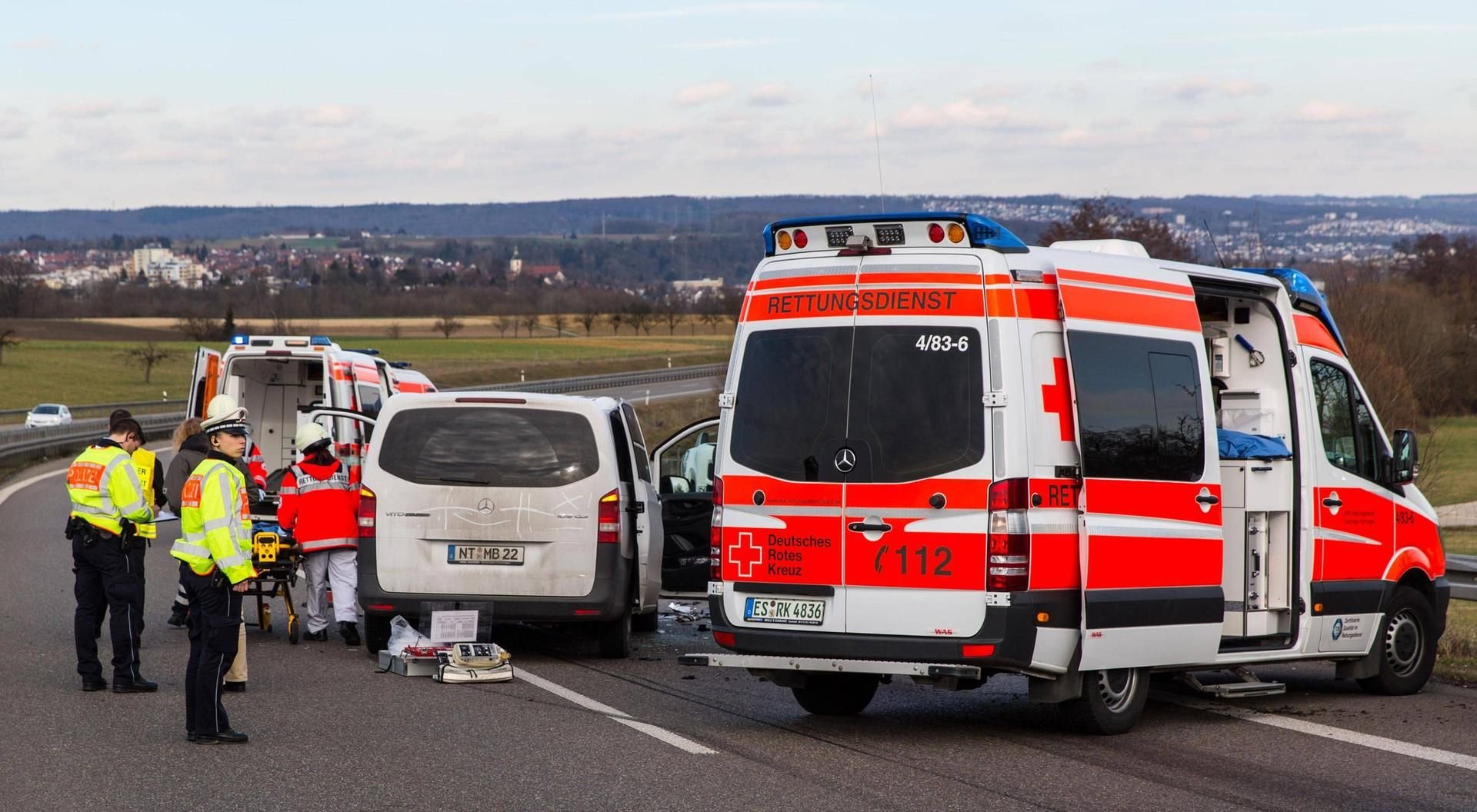 Auffahrunfall in Aken: Auffahrunfall in Aken: Pkw kollidiert mit Rettungswagen