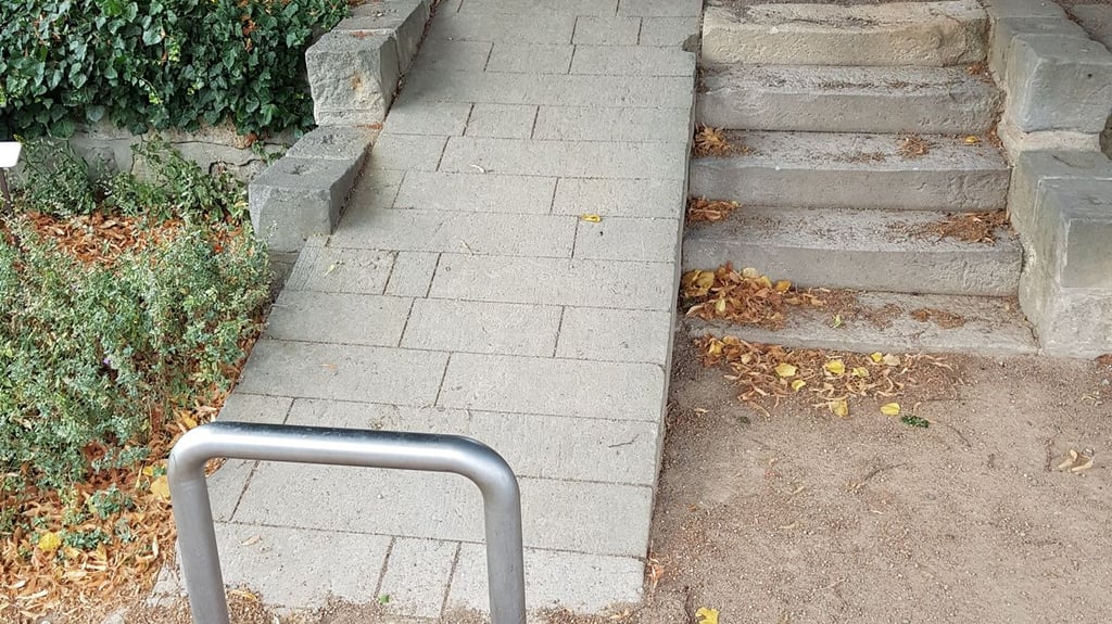 Mittelalter trifft DIN-Vorschrift: Weil sie zu steil ist: Rampe für ...