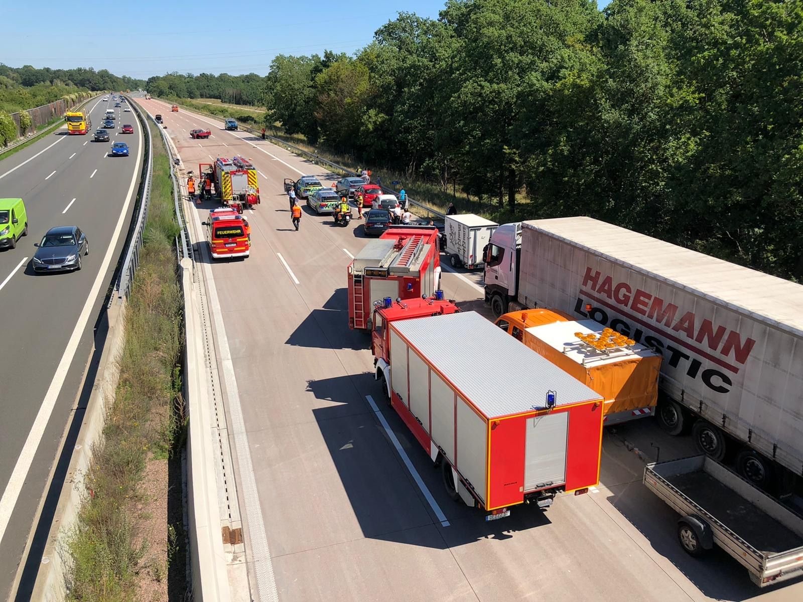 Schwerer Unfall auf A9 bei Dessau : Sieben Verletzte nach Reifenplatzer - Hubschrauber im Einsatz