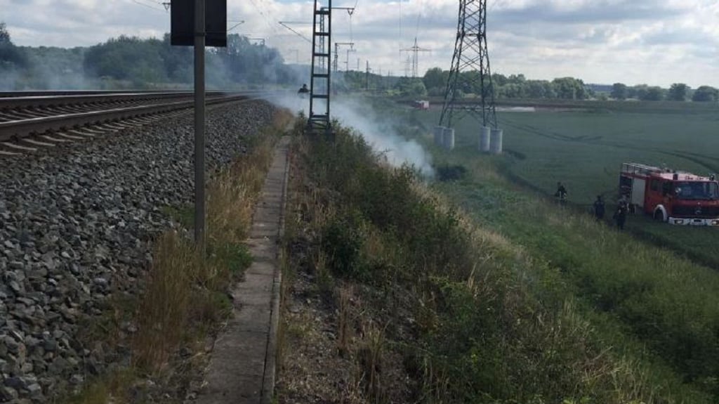200 Quadratmeter in Flammen: Feuer auf der Bahnstrecke Bitterfeld ...