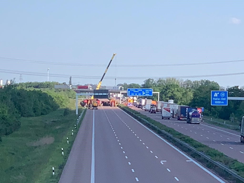 Lkw auf A14 kracht in Mittelleitplanke - Autobahn bei Halle gesperrt