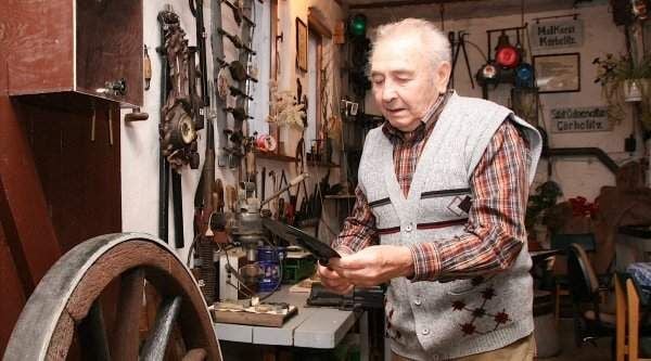 Rundung nach oben! Albert Linke weiß, wie alte Hufeisen wirklich Glück ...