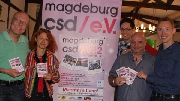 Rathaus rollt schrill-bunter Demo den Teppich aus