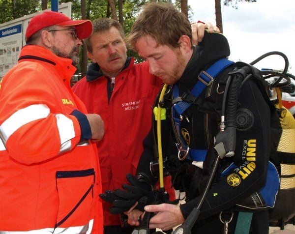 Taucher trainieren Ernstfall auf und unter Wasser