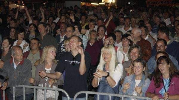 Feiernde Menge lässt sich von streikender Technik nicht stören