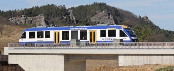 Eisenbahnbrücke ist fertig, und trotzdem wird neues Gleis verlegt