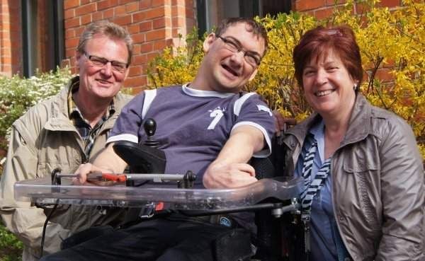 Herr Decker geht mit Marco zum Fußball