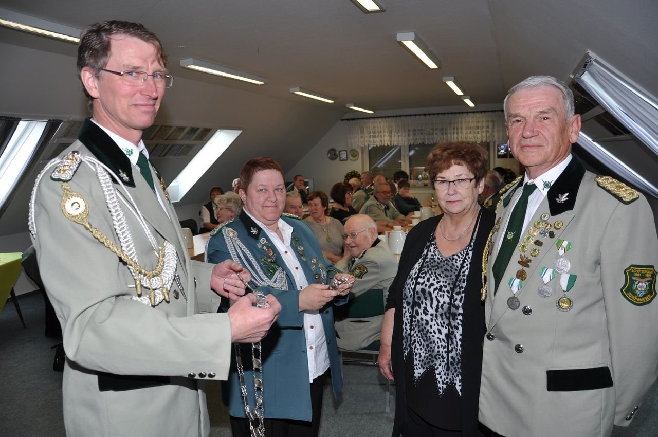 Michael Raum trägt nun die Königskette