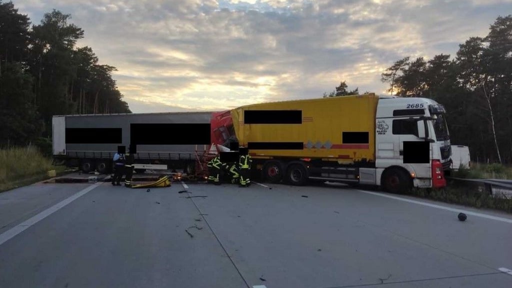 Schwerer Lkw-Unfall bei Möckern - A2 stundenlang gesperrt