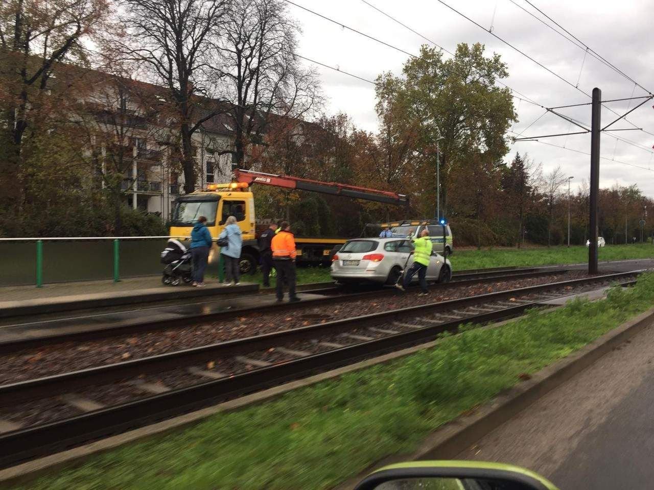 Pkw landet im Gleisbett