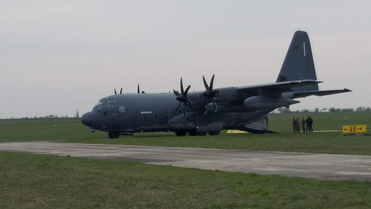 Hercules bringt Ersatzteile für US-Flieger