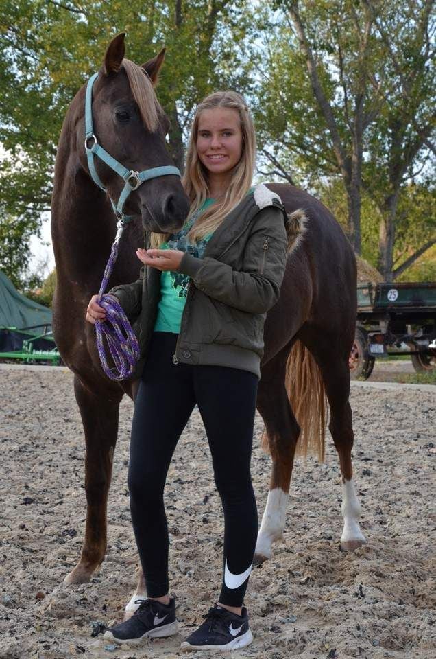 Junge Reiterin zeigt ihr Können