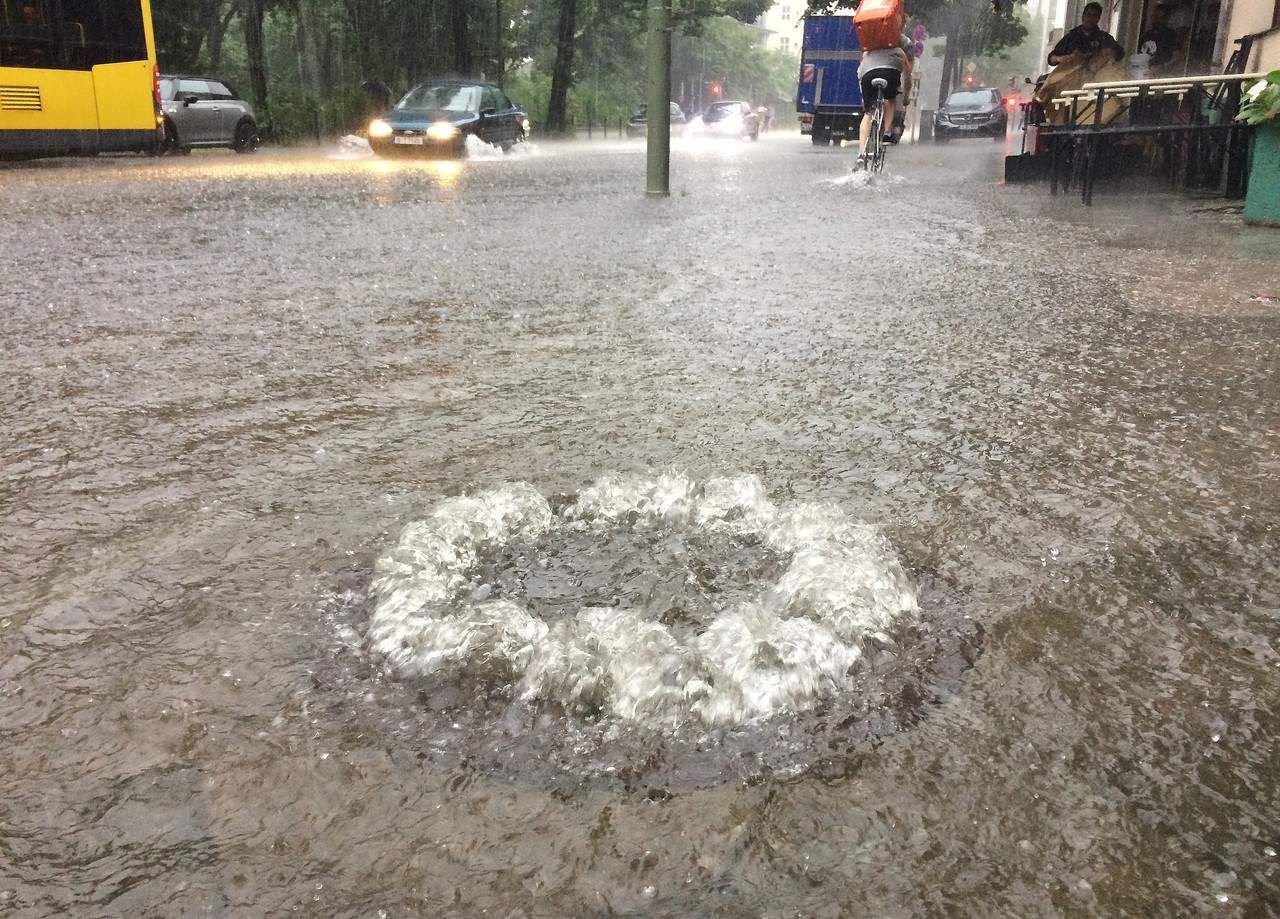 Wenn Wasser aus dem Gully sprudelt