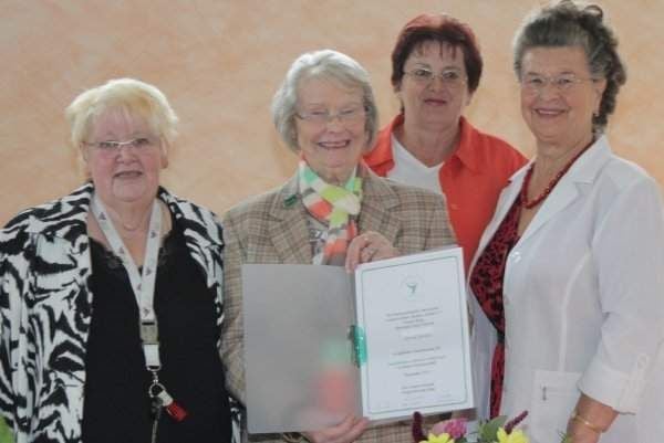 88-jährige Emmy Becker erhält eine Dankesurkunde