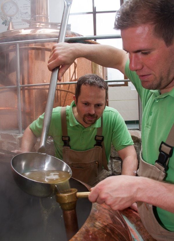 Azubi braut erstes Bier im zweiten Lehrjahr
