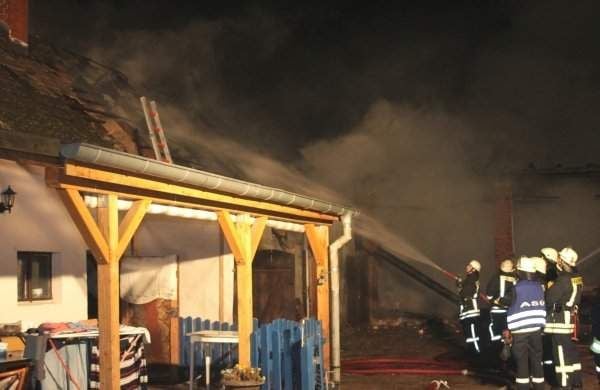 Scheune brennt komplett nieder, Wohnhaus gerettet