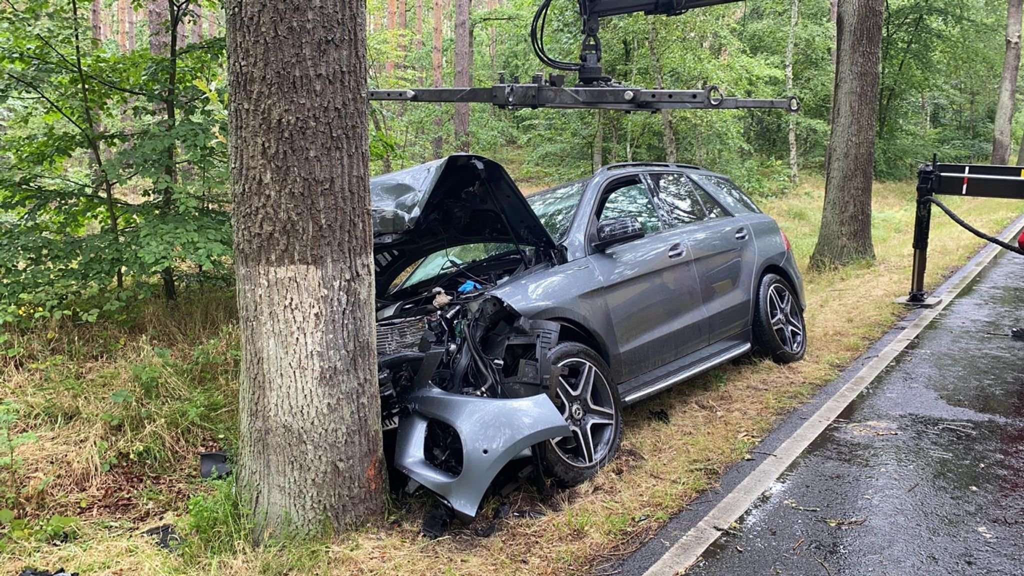 Auto prallt gegen Baum im Havelland: Fahrer stirbt