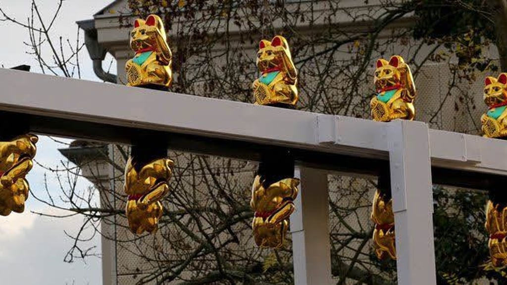 Installation an der Kunststiftung: Kunststiftung Halle: Winkekatzen von ...