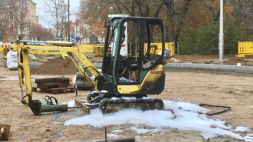 Brandstiftung oder Defekt?: Brandstiftung oder Defekt?: Minibagger vor ...