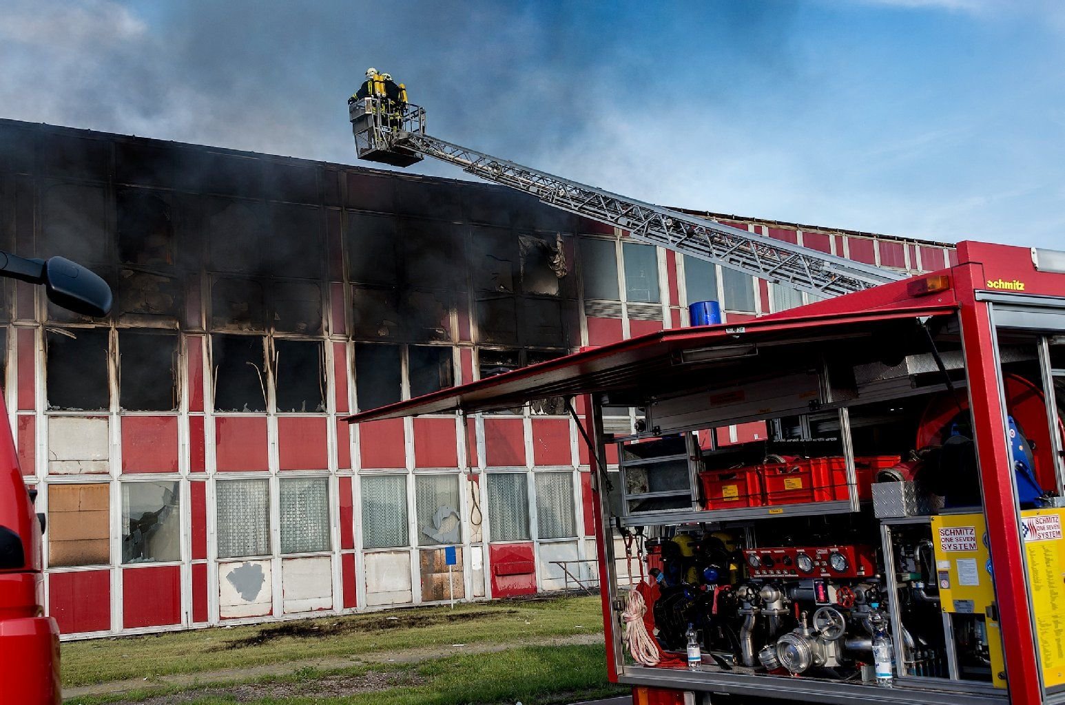 Feuerwehreinsatz in Leuna: Experten suchen nach Ursache für Großbrand ...