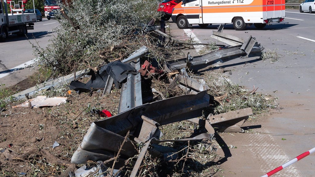 Vier Menschen sterben auf A9: A9 Unfall: Verkehr auf Autobahn A9 rollt ...
