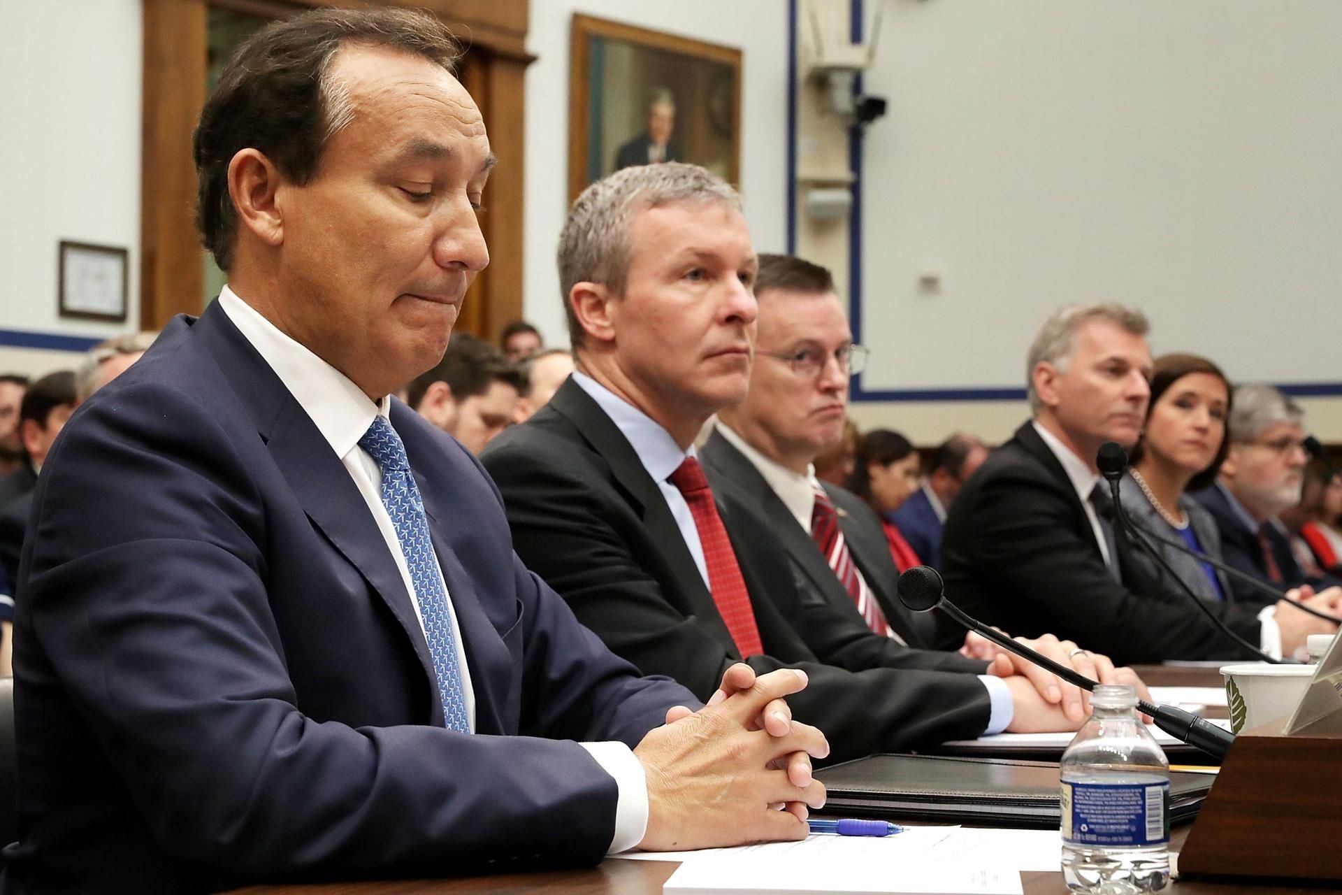 Nach Passagier-Rauswurf: United Airlines: Oscar Munoz wird nach ...