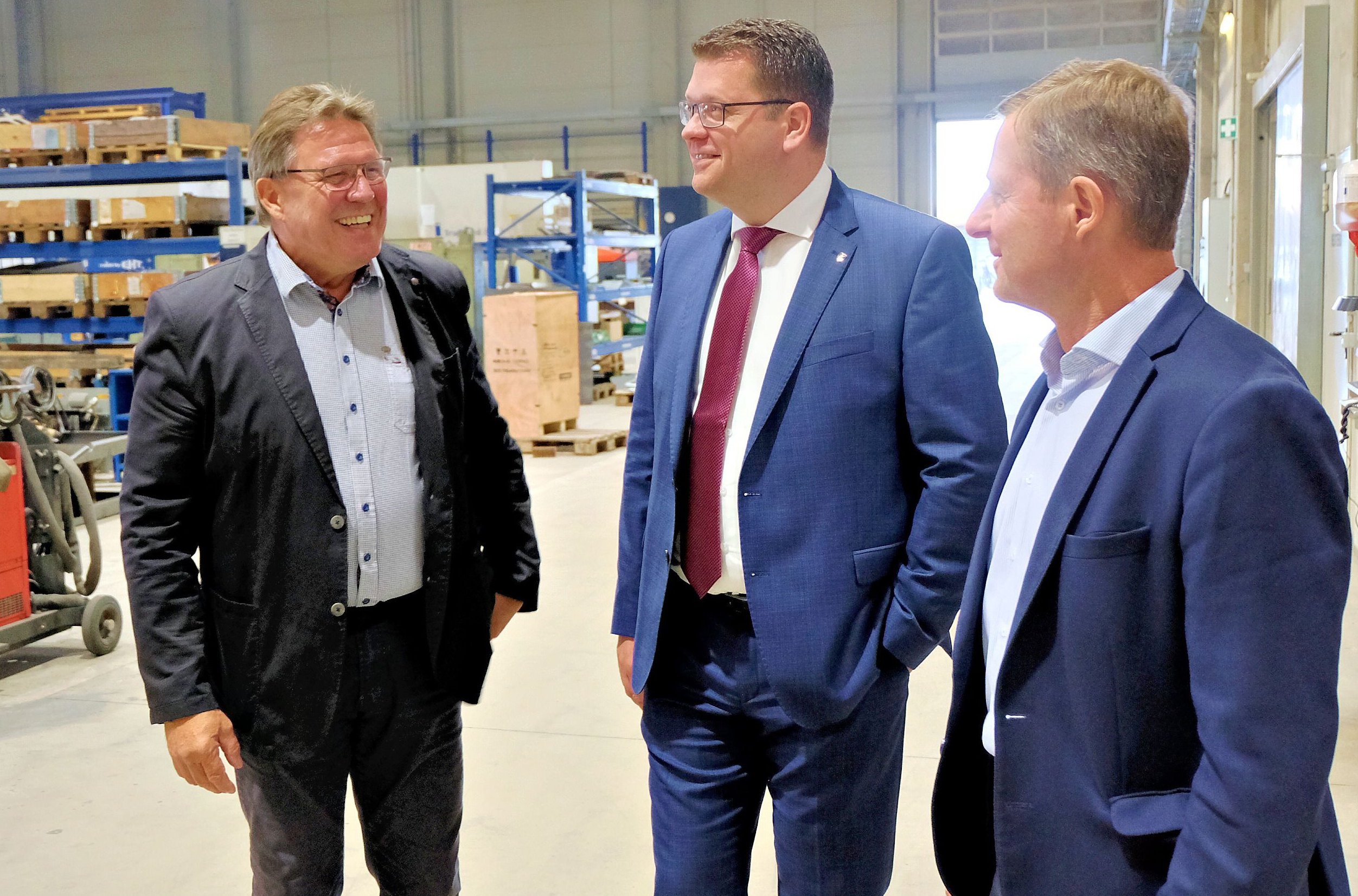 Landrat und Bürgermeister besuchen neues EMPL Fahrzeugwerk Elster