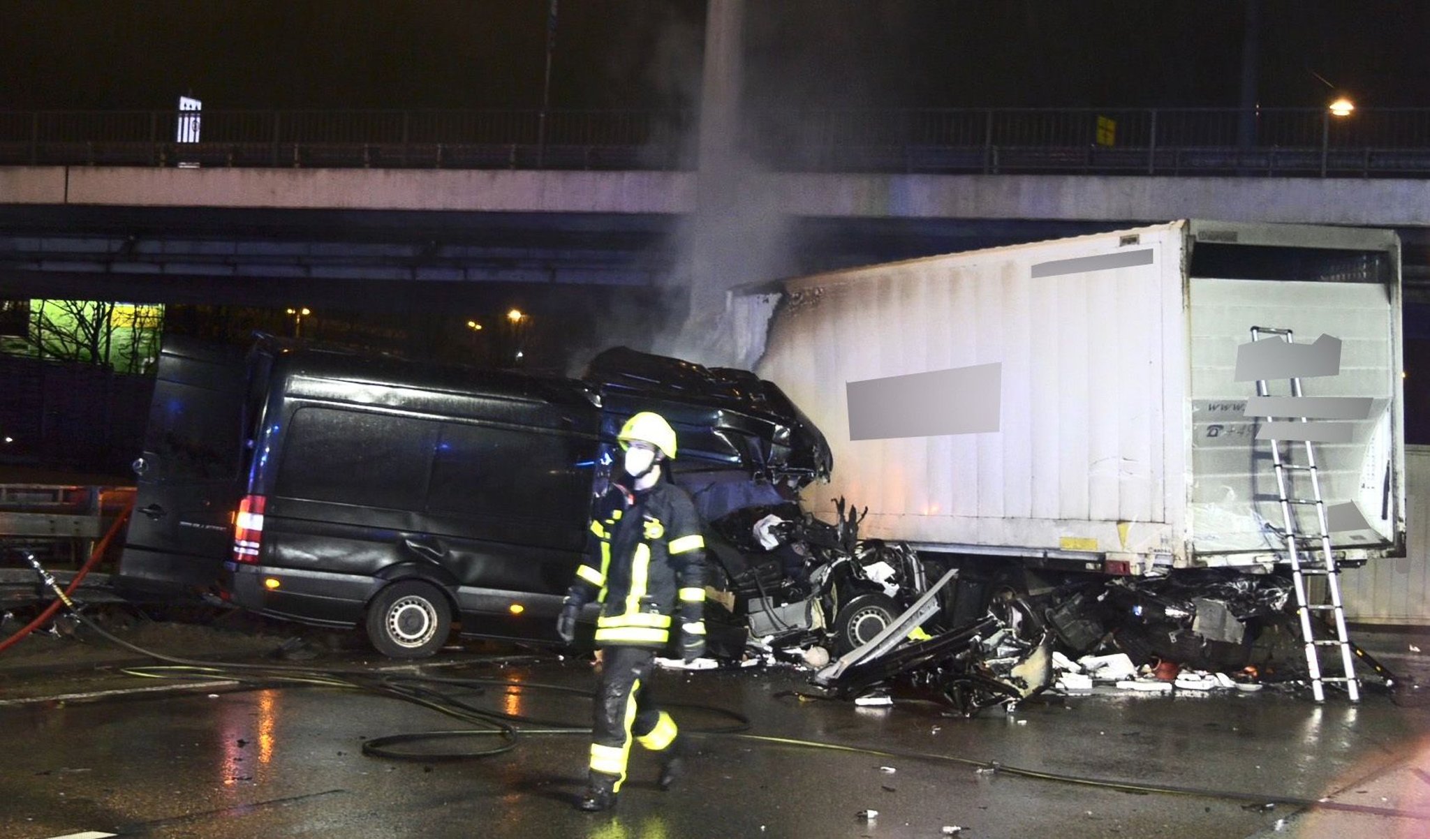 Zwei Tote nach schwerem Unfall: A3 bei Frankfurt in beide Richtungen stundenlang gesperrt