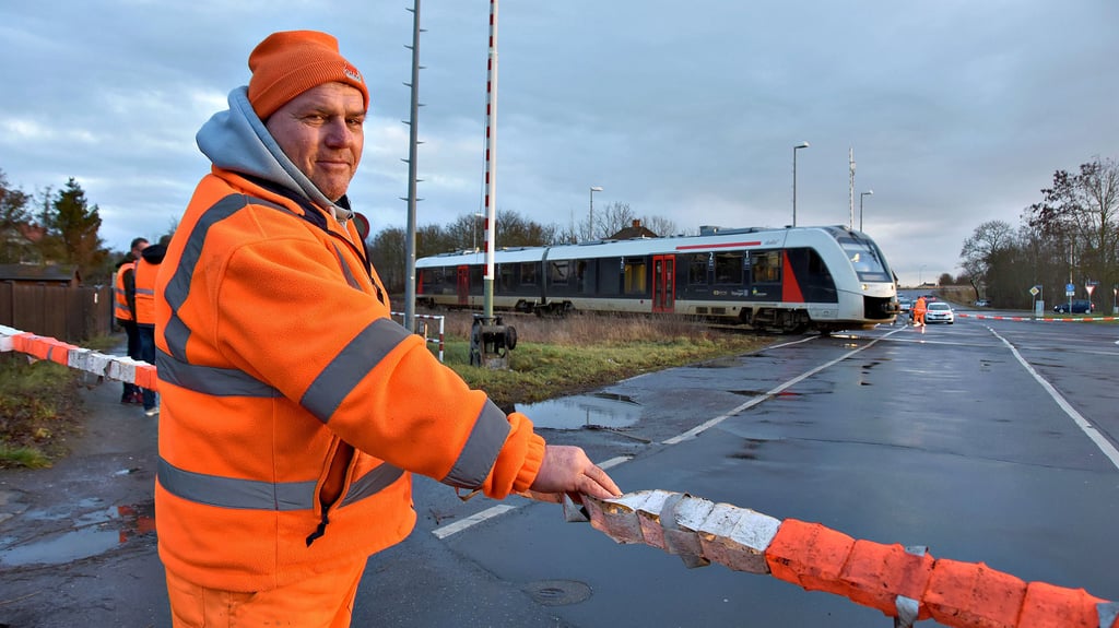 Warum der Bahnübergang auf der Althaldensleber Straße von Hand gesperrt ...