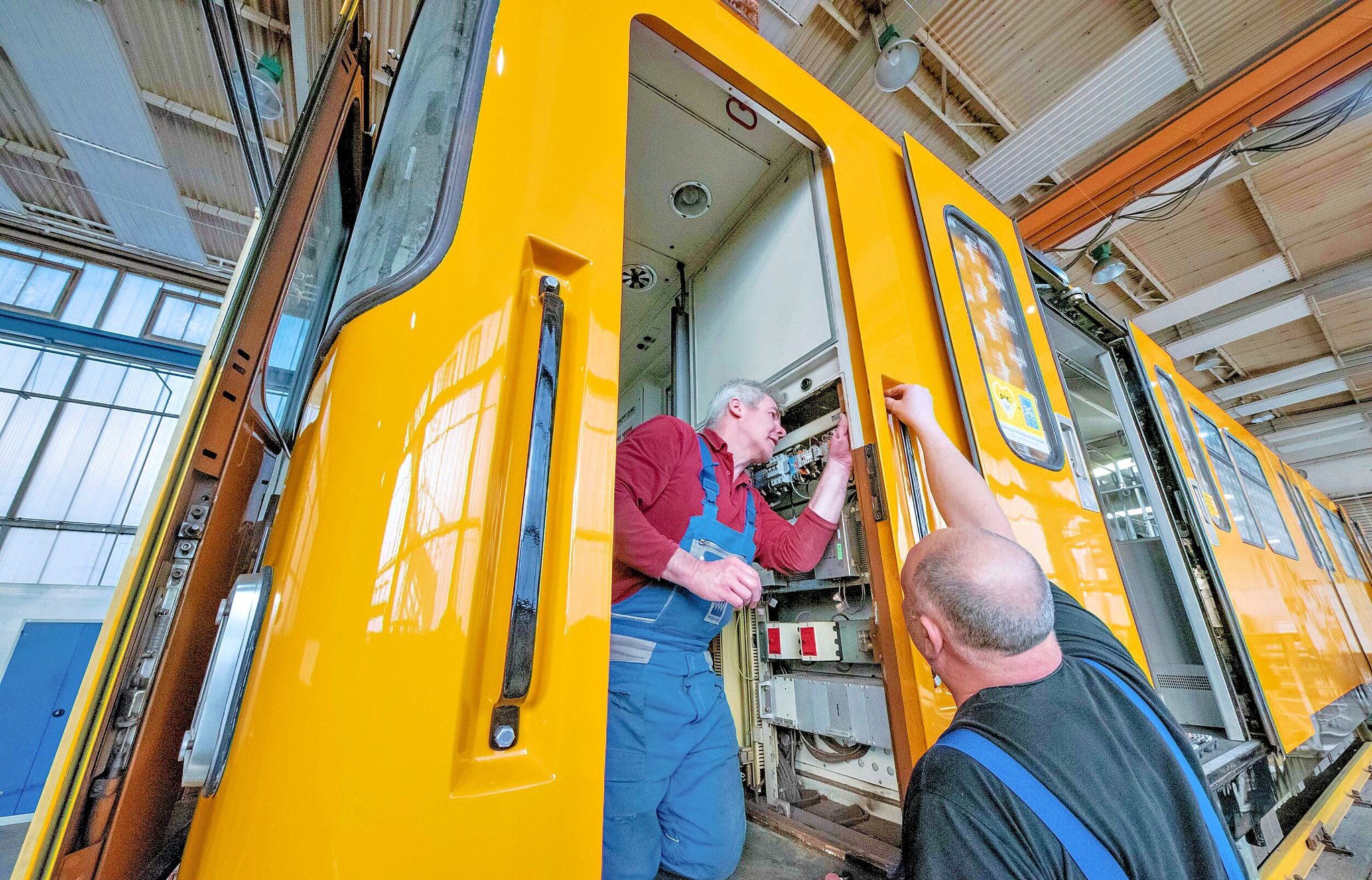 Millionenauftrag aus Berlin: Dessauer Fahrzeugbauer setzten U-Bahnen ...