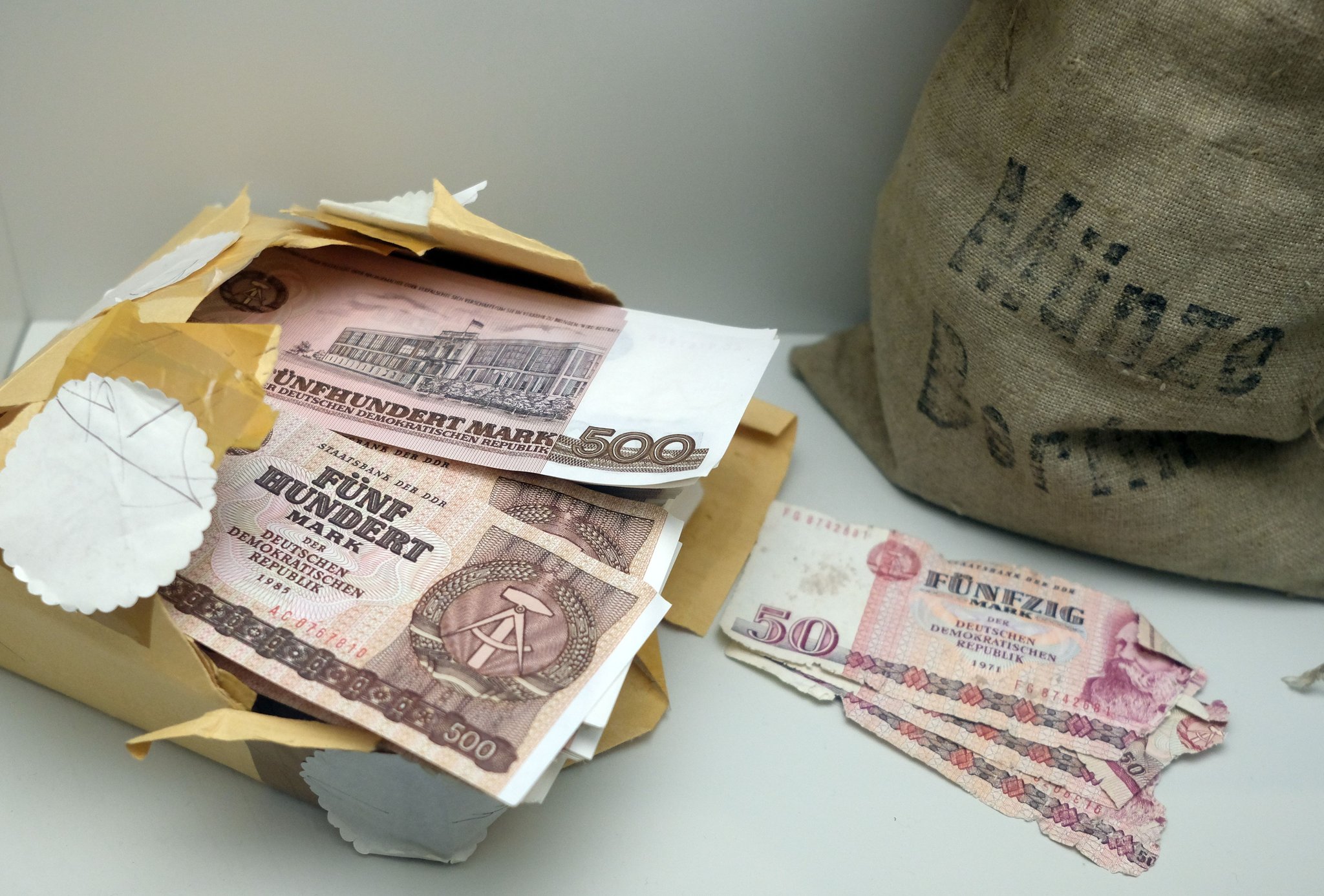 Wie die Ostmark vor 20 Jahren vernichtet wurde: Aus für "Milliardengrab ...