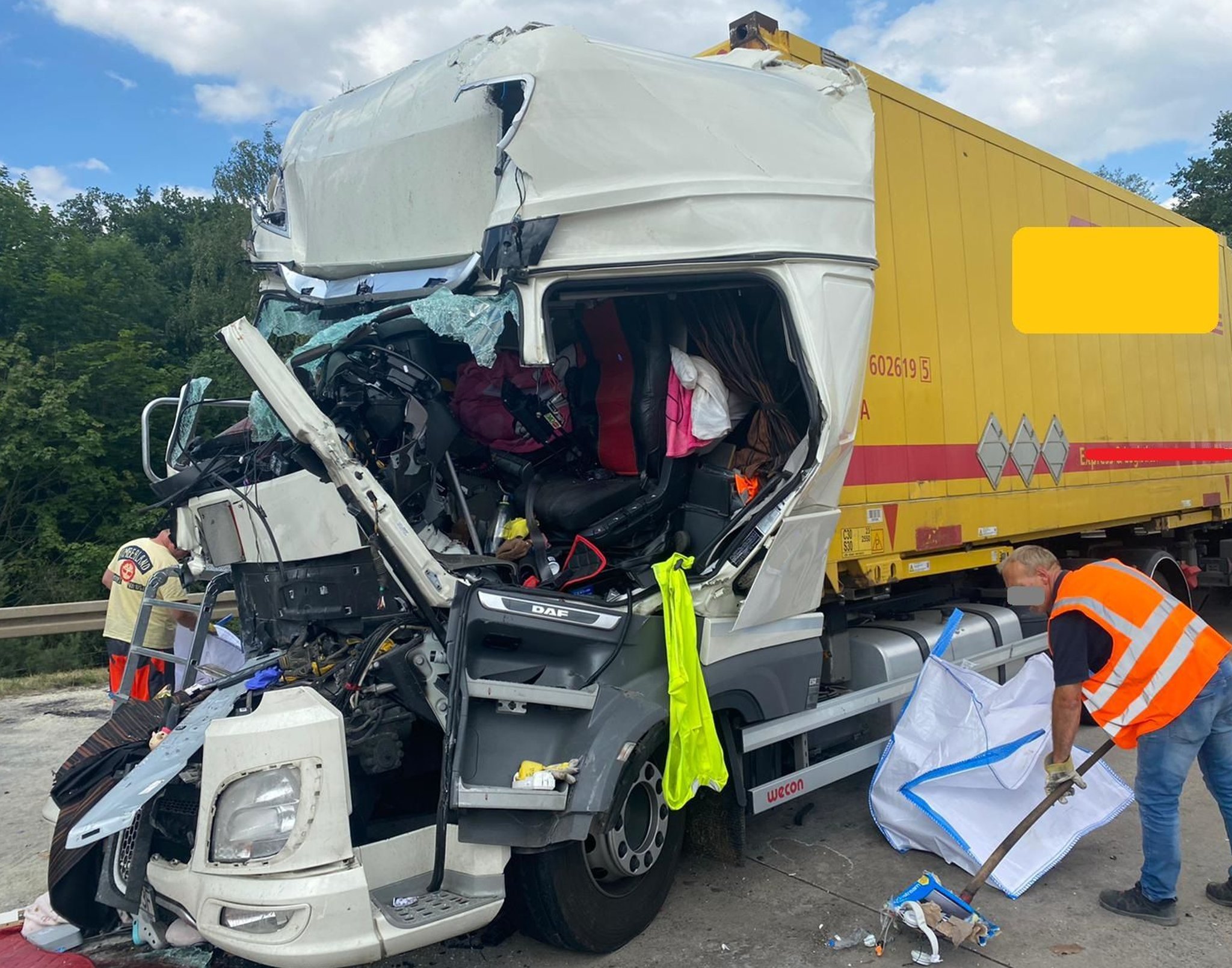 Burg: 40-Jähriger stirbt nach Lkw-Unfall auf der A2 - Lkw fährt in Stauende