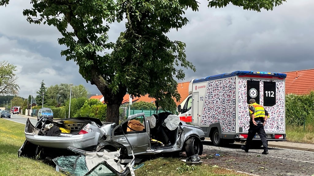 Biere: Tödlicher Autounfall - 19-Jähriger stirbt nach Zusammenstoß mit Baum
