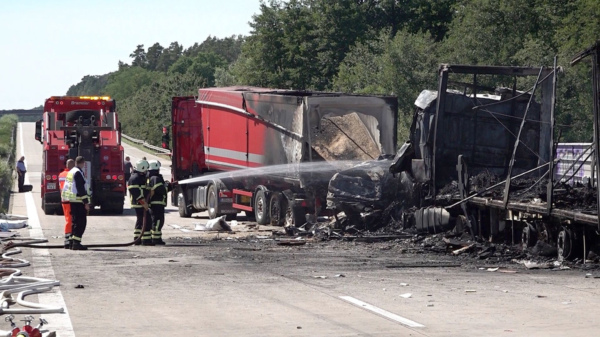 Tödlicher Unfall A2 Burg - mehrere Tote - Lkw ausgebrannt