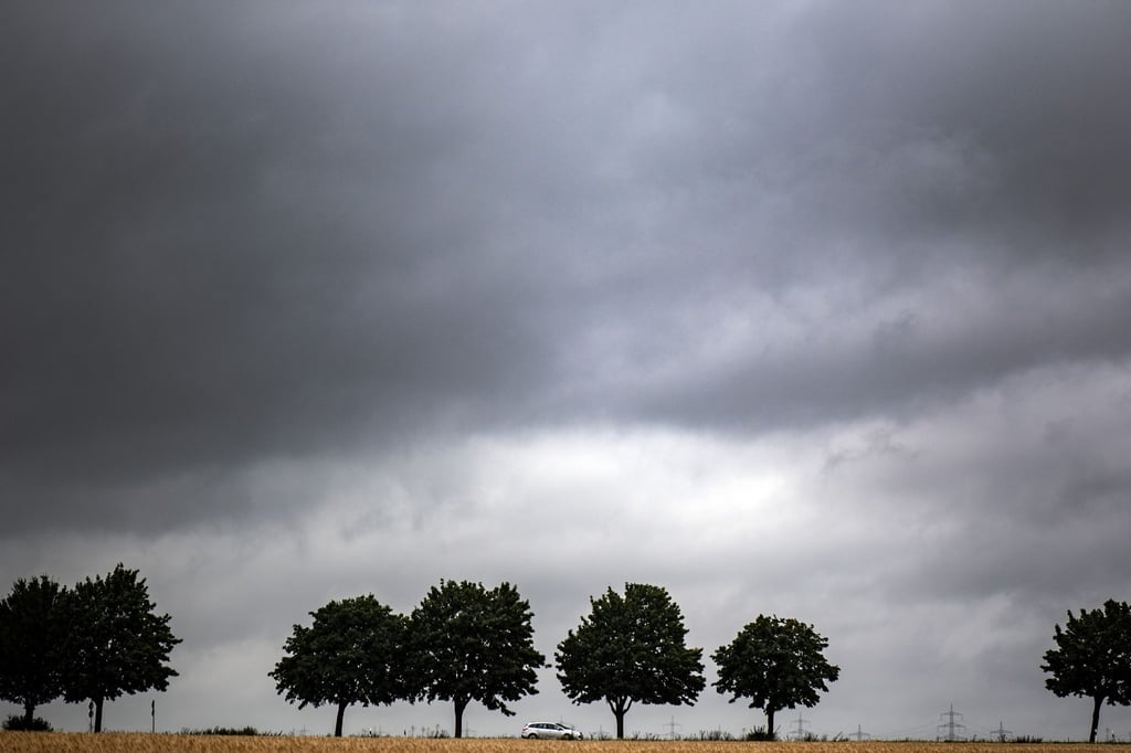 Wetter: Starke Bewölkung mit gebietsweisen Regenschauern erwartet