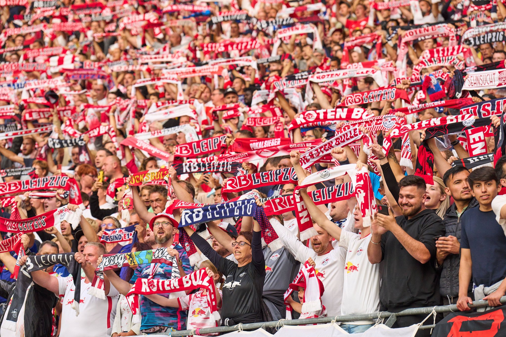 RB Leipzig: Fan lässt sich beim Supercup gegen im Stadion die Haare ...