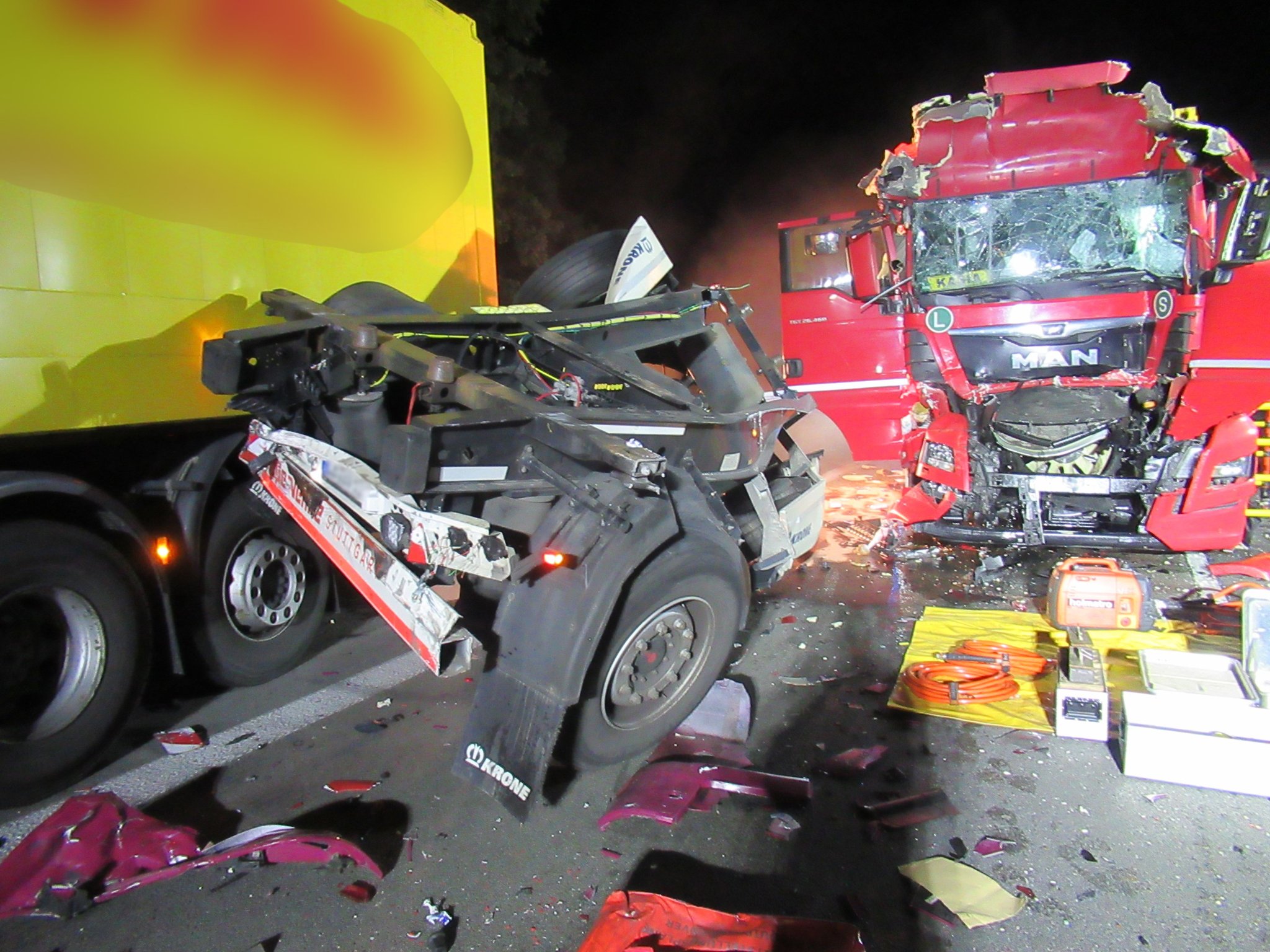 Im Stau Bei MüNster: Lkw-Fahrer bei Unfall auf A1 eingeklemmt und schwer verletzt