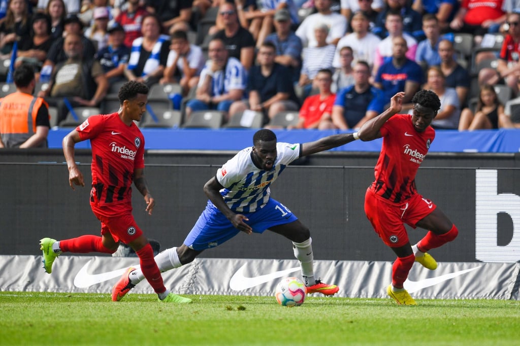 Fußball: Hertha-Trainer: „Kanga arbeitet viel für die Mannschaft“