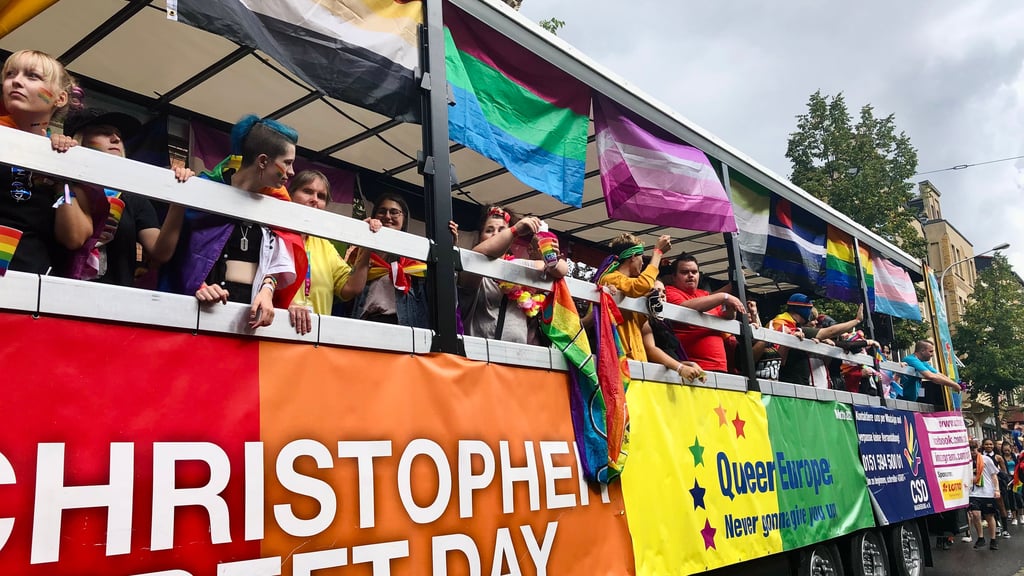 CSD in Halle: Rund 2.000 Menschen demonstrieren auf dem Markt für ...