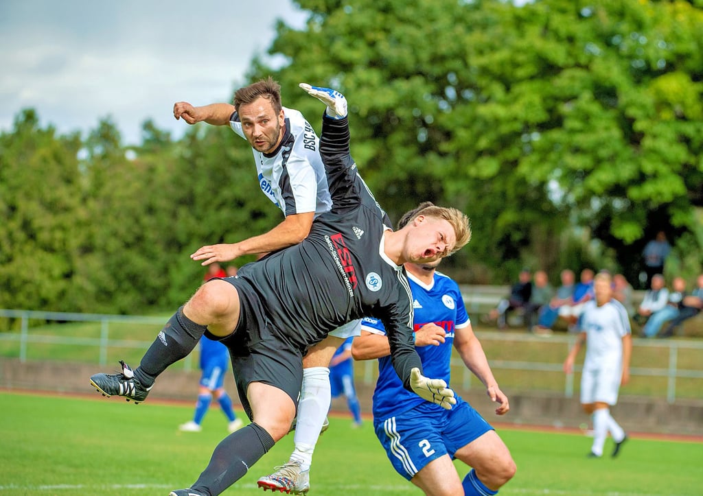 Hitziges Unstrut-Derby geht an die Lauchaer: Naumburger Fußballer ...