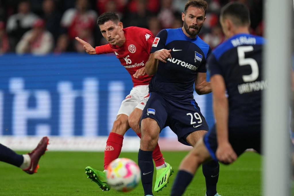 Bundesliga am Freitag: Später Schock lässt Schwarz und Hertha leiden