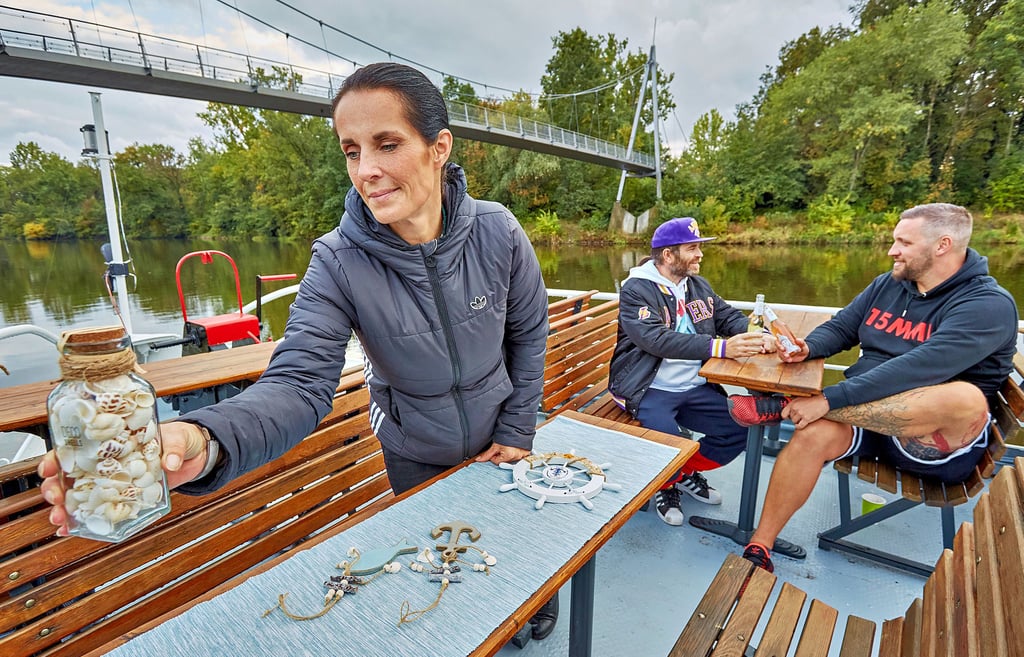Gastronomie: Das schwimmende Lokal „Gröna“ auf der Saale bei Bernburg ...