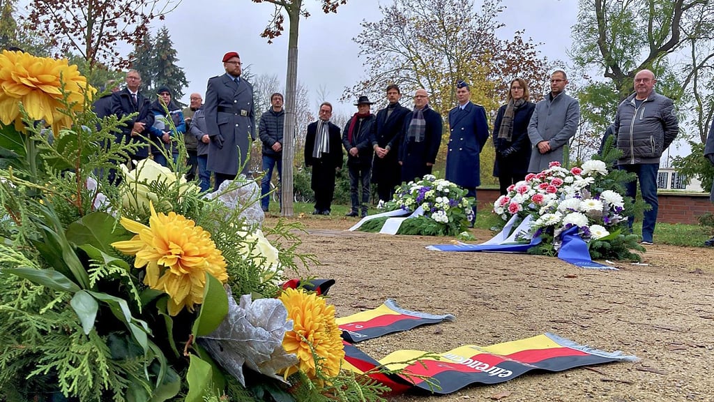 Gedenken auf dem Ehrenfriedhof: Volkstrauertag in Burg: Der Ukraine-Krieg ist allgegenwärtig