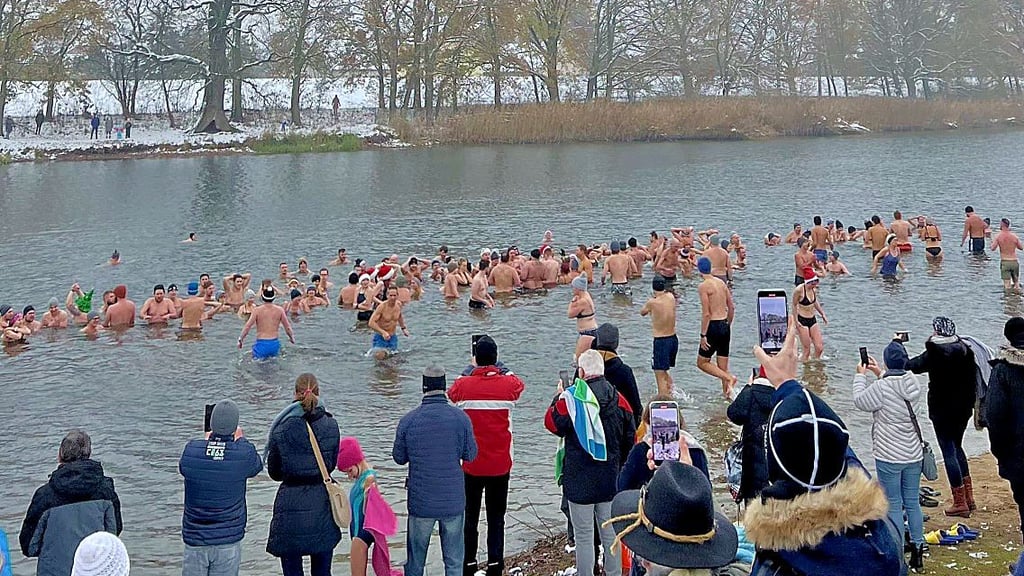 „Frieren für den guten Zweck“ in Dessau: Andrang bleibt groß - Erneut gehen 140 Wagemutige in ...