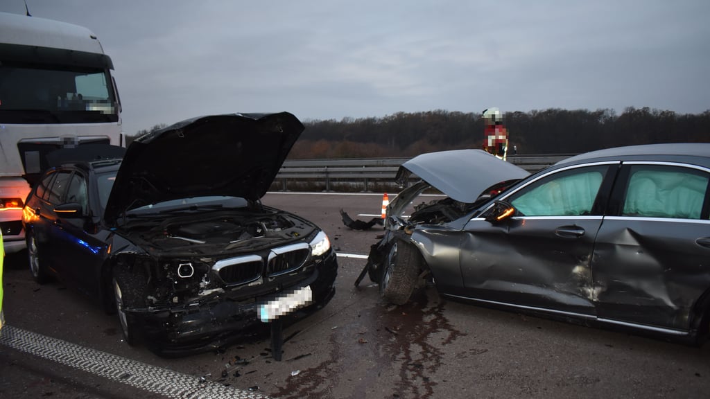 Unfall A9 Dessau: Ausweichmanöver geht schief - Zwei Verletzte und 48.000 Euro Schaden