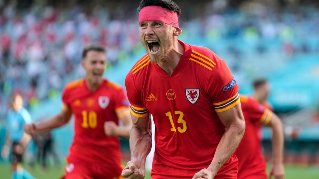 Remis gegen Schweiz: Mit Kopfverband und großem Idol: Moore rettet ...